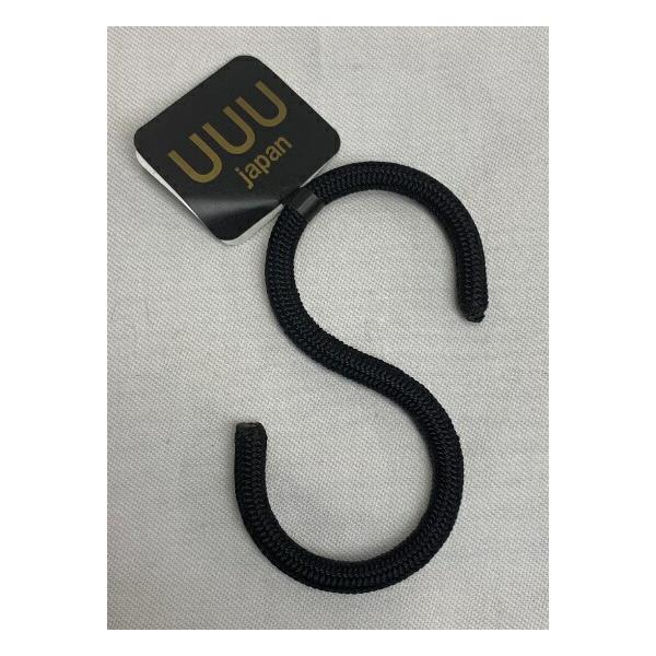 パラコードとは？パラシュートに使用される程の紐なので高い強度を誇り、水にも強くアウトドアにも最適。●スチールのS字フックにガイロープ内芯を抜き取り、側を被膜させた商品となります●カラー: ブラック●内容:1ヶ
