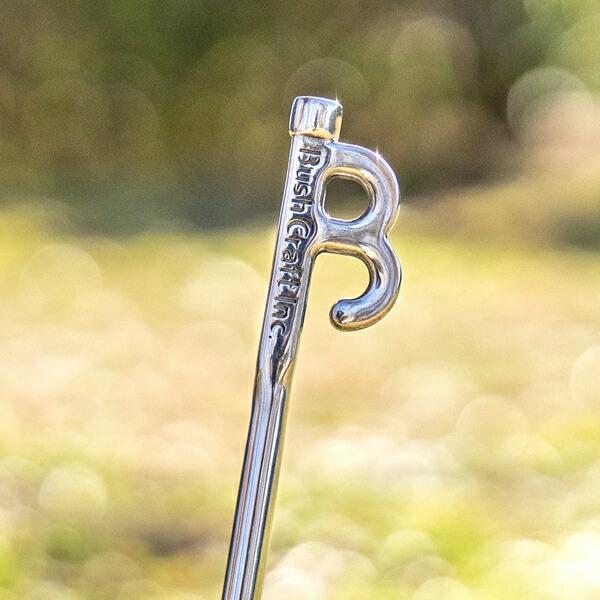 “Bush Craft”のBをモチーフにした頑丈なオリジナルペグです。錆に強く、雨の日や雪中キャンプにもオススメです。【仕様】鋼材：SUS304長さ：約300mm重さ：約180g