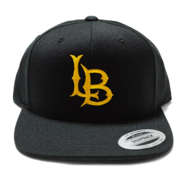 LONG BEACHスナップバックキャップが入荷！フロント、バックに雰囲気あるフラット刺繍デザイン。アンダーバイザーもグリーンで抜かりなしです。