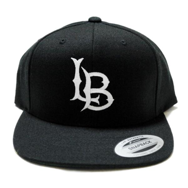 LONG BEACHスナップバックキャップが入荷！フロント、バックに雰囲気あるフラット刺繍デザイン。アンダーバイザーもグリーンで抜かりなしです。