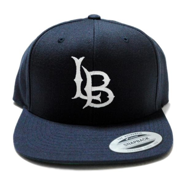 LONG BEACHスナップバックキャップが入荷！フロント、バックに雰囲気あるフラット刺繍デザイン。アンダーバイザーもグリーンで抜かりなしです。