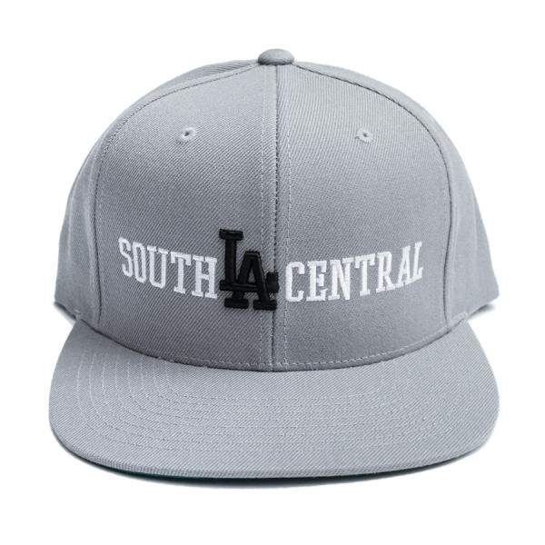SOUTH CENTRAL LAスナップバックキャップが入荷！LAスタイル定番の地名を刺繍したシティキャップ。アンダーバイザーもグリーンで間違いないアイテムです。