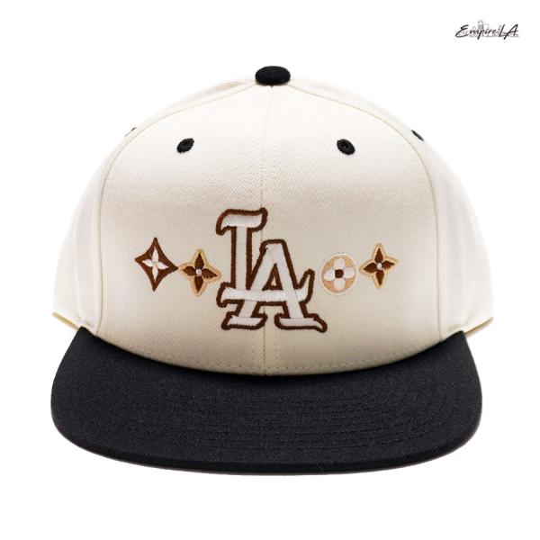 EMPIRE LAより人気のカスタムロゴスナップバックキャップが入荷！LAロゴとモノグラムロゴのバランスが絶妙なアイテムです。バックはアジャスターにて調整可能。
