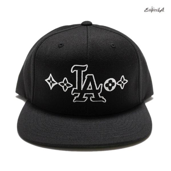 EMPIRE LAより人気のカスタムロゴスナップバックキャップが入荷！LAロゴとモノグラムロゴのバランスが絶妙なアイテムです。バックはアジャスターにて調整可能。