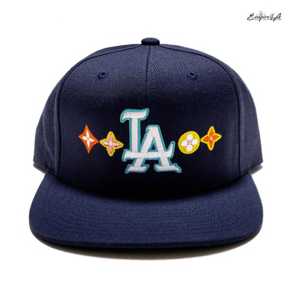 EMPIRE LAより人気のカスタムロゴスナップバックキャップが入荷！LAロゴとモノグラムロゴのバランスが絶妙なアイテムです。バックはアジャスターにて調整可能。