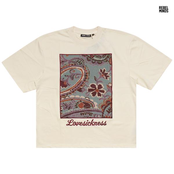 REBEL MINDSより新作Tシャツが入荷！織りで表現されたペイズリーのタペストリーデザインが魅力的な1枚。身幅にゆとりがありながらも着丈は控えめなボックスシルエット。同デザインのショーツとのコーデも可能です。リーズナブルな価格帯でLAや...