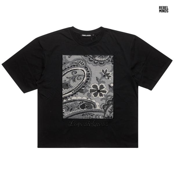 REBEL MINDSより新作Tシャツが入荷！織りで表現されたペイズリーのタペストリーデザインが魅力的な1枚。身幅にゆとりがありながらも着丈は控えめなボックスシルエット。同デザインのショーツとのコーデも可能です。リーズナブルな価格帯でLAや...