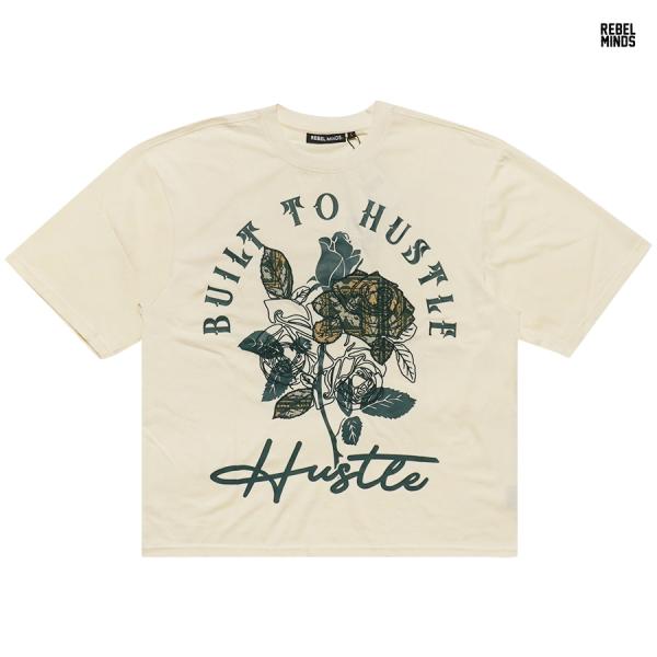 REBEL MINDSより新作Tシャツが入荷！タペストリー生地と刺繍を落とし込んだこだわりのあるデザインが魅力的な1枚。身幅にゆとりがありながらも着丈は控えめなボックスシルエット。同デザインのショーツとのコーデも可能です。リーズナブルな価格...