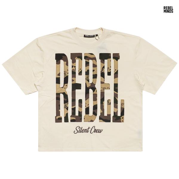 REBEL MINDSより新作Tシャツが入荷！迷彩柄の生地でブランドネームを施したこだわりのあるデザイン。身幅にゆとりがありながらも着丈は控えめなボックスシルエット。同デザインのショーツとのコーデも可能です。リーズナブルな価格帯でLAやNY...