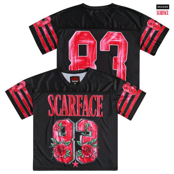 REASONから今なお熱狂的なファンによって支持されている傑作映画"スカーフェイス"とのオフィシャルコラボアイテムが入荷！オーバーサイズボックスシルエットとインパクトあるデザインがが魅力的なフットボールジャージ。身幅が大きめになっております...