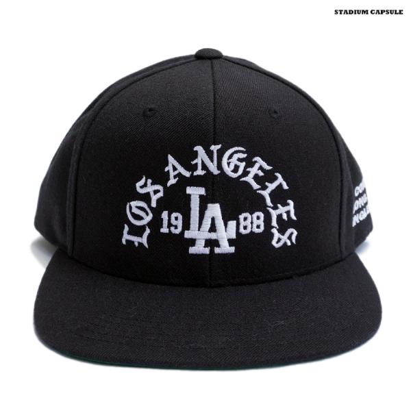 カスタムハットをメインにリリースするLA発"STADIUM CAPSULE"よりスナップバックキャップ入荷！クラシックなオールドイングリッシュデザインに、サイドにはLAヒップホップシーンの重要都市を刺繍したクールなデザインです。
