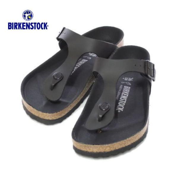 BIRKENSTOCKトングタイプのサンダル、Gizeh。ジーンズやスカートと合わせてカジュアルに決まるシンプルなデザインが人気♪砂の上を歩く様な、心地良い歩行をイメージしたフットベットはもちろん健在。大切にしたくなる一足です。アッパーには...