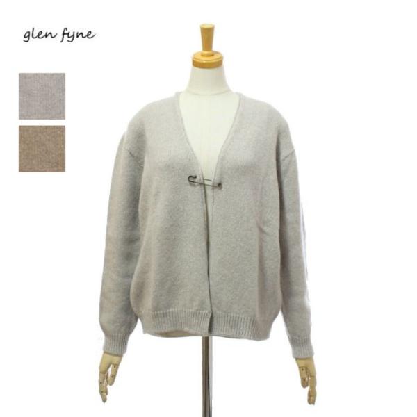 軽くて温かいスーパーファインラムズウールを使用したVネックのニットカーディガン。巷で目にする事の多いシェットランドニットと違い、チクチク感も気にならずセーター嫌いな方にもおススメ。ラムズウール100％の暖かな着心地♪着用時のごわつき感は無く...