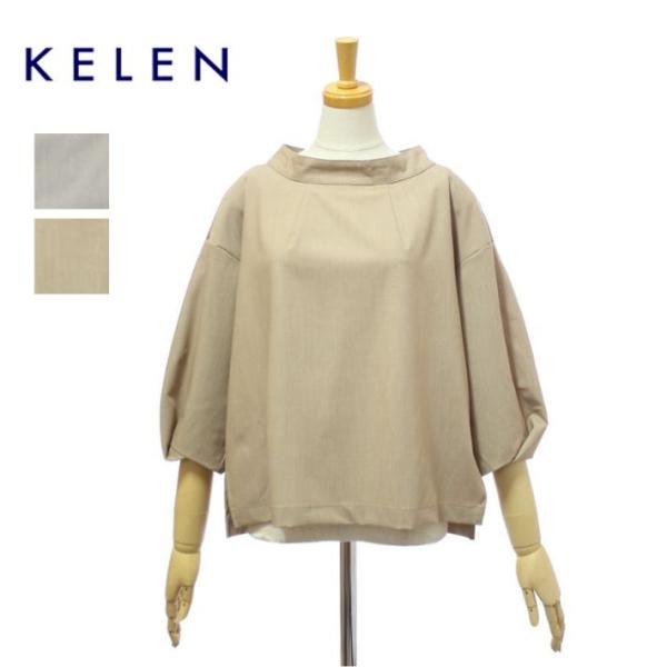 シャリ感のある肌触りが涼しい素材を使用した変形デザインのトップス。立ち上げた衿は後ろにスリットを入れ女性らしい印象にしながらも背中まわりを綺麗に見せてくれます。袖は回り込むように入れたタックで立体的に作成し、肌から離れるようにしています。裾...