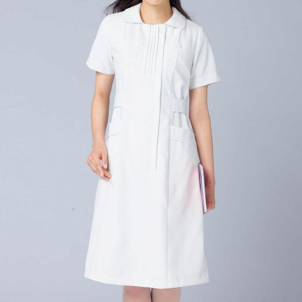 小顔に見せるオープン衿とピンタックの縦ライン強調でスラリと見せるデザインに■商品サイズ●素材/ポリエステル100% (ソフトドビー) ●ポケット位置/前両脇、左胸