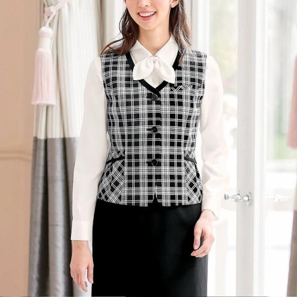 レディの気品が香るエレガントな美的スタイルBeauty Wear【MATERIAL POINT】・柄生地部---凹凸感があって上質な印象を与えるドビー織の素材・無地生地部---ハリコシ感のある平織素材風通しがよくサラッとした肌ざわり軽くてシ...