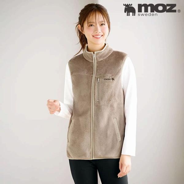 肌寒さを感じ始めた秋口頃から冬、春先まで３シーズン着まわせて大活躍のベスト。トップスの上にサッと羽織れて、腕回りがごわつかずラクで動きやすいスッキリ仕様です。程よい生地の厚さなので、着ぶくれせず軽い所がおススメポイント！両面起毛なので、肌当...