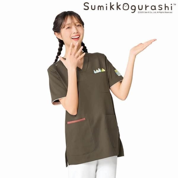 ※男性基準のサイズ展開の為、女性の方はワンサイズ下がおすすめです。色々なところにいるすみっコたちが可愛い！左胸、左袖にはすみっコたちのプリント！後ろ襟元にはおしゃれなキナリネーム付き♪背裏・袖裏にも付いた柄がアクセントに！のびやかストレッチ...