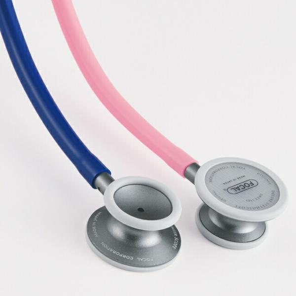 軽量アルミ製サスペンデッドダイヤフラム採用で高性能。指先の形状にフィットする使いやすいチェストピースデザイン。長時間の装着でも痛くなりにくいソフトシリコンイヤーチップを使用。取り回ししやすい55センチのロングチューブ。安心の日本製聴診器です...