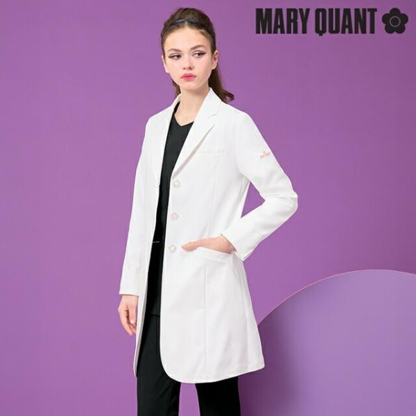 高めのウエストベルトと切替えの縦ラインで、スタイルを美しく見せるドクターコート胸ポケットの内側に便利なループ付き！配色の背裏にはブランドロゴをあしらい、左袖のロゴがさりげないアクセントに！ボタンもブランドロゴ入り！折り返しても着用できるカフ...