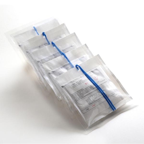 付属のワイヤーでクローゼットのポールなどに簡単に取り付けられる吸湿剤です。湿気を吸収すると水になるタイプではなく、ゲル状になり固まりますので水こぼれの心配がありません。使い終わったらそのまま可燃ゴミへ。<br>●こちらの商品は、...