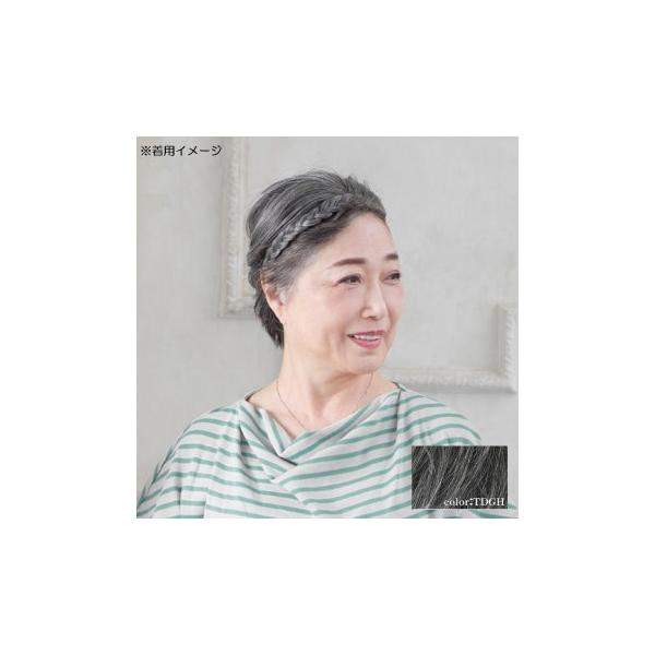 『みつあみカチューシャ付きのカバーピース』が登場!カチューシャを着けるように、頭頂部をふんわりカバーしてくれる簡単&amp;便利なアイテムです。タイトなみつあみだから、ドレスアップや和装にもおすすめです。<br>●こちらの商品は...