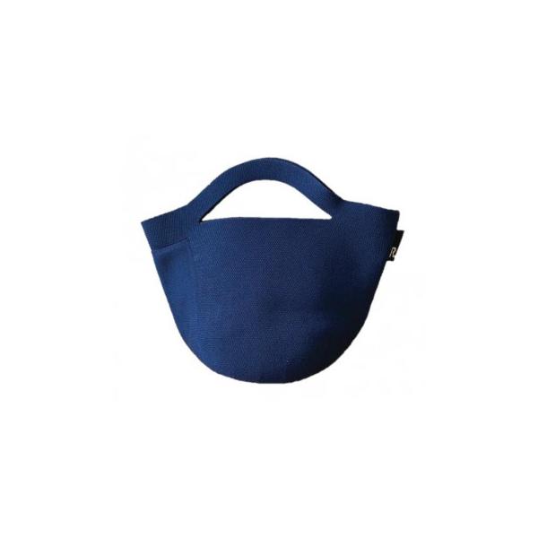 ニット工場のサンプル室のハットから着想。その帽子のようなコロンとしたフォルムが魅力的です。またニットなのに自立するのもうれしいポイント。バッグとしてはもちろん、インテリアとしてもざっくりとモノを入れて、バスケットの様に使用ができます。側面に...