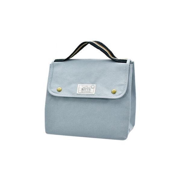 通年使いやすいデザインのランチバッグ。ボーダー柄のハンドルが、トラッドを演出するアクセントに。内側はアルミ蒸着フィルムで、保冷・保温効果を補助します。ボタンが2箇所に付いているので、持ち運び中もバッグがしっかり安定します。<br&gt...