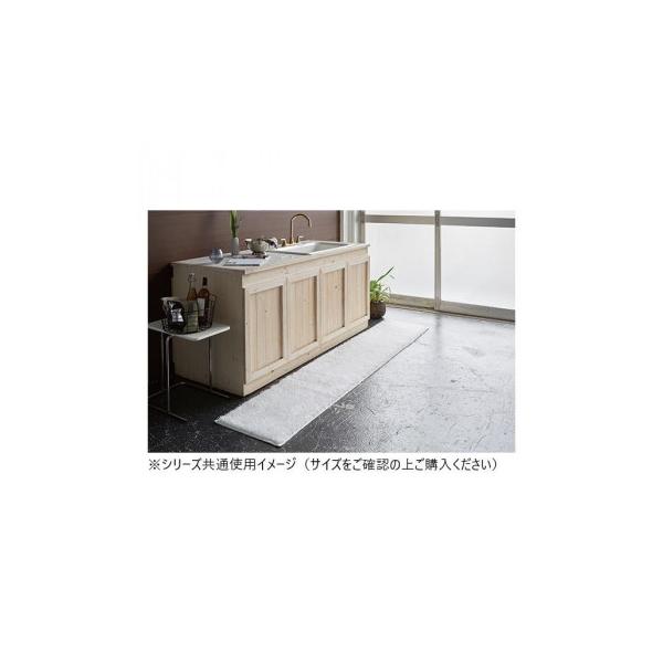 3種の糸を使用したキッチンマット。毛足の流れ方や照明により、上品な輝きを放ち、表情豊かにお部屋を演出します。毛足の長さは約25mm。とても肌触りが良く、ギュッとつまったパイルで体をふんわり優しく包み込んでくれます。マットの裏面にはズレないよ...