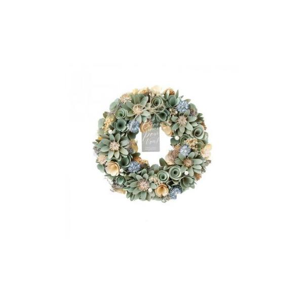 木々の合間から吹き抜けるそよ風のようなやさしい緑のリースです。壁掛け用のひもがついております。<br>●こちらの商品は、北海道・沖縄・離島への配送は、別途送料がかかる場合がございますので、予めご了承くださいませ。