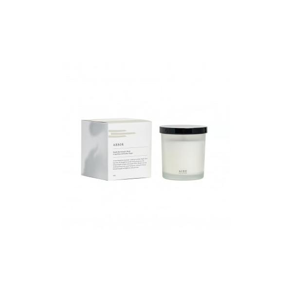 空気の「動き」によって移り変わる光と影、空気の「流れ」によって満たされる香り。自然のエッセンスを研ぎ澄まし、自身の感覚を解き放ち、空気のように静かに、そして深く香り立つ。霧がかかった森の朝、穏やかな木漏れ日、森が落とす影の深み。自然の調和を...