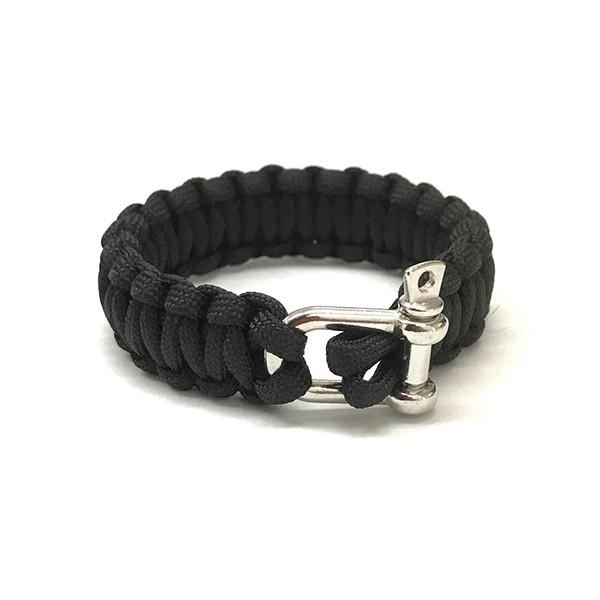 アメリカやヨーロッパで人気のパラコードブレスレット。元々は戦地での休憩時間などに兵士達が暇つぶしにパラコードを編み始めたのが最初だと言われています。戦地から生きて帰ってくる為のお守りとか、亡くなった兵士を忘れないようにするなど…様々な意味が...