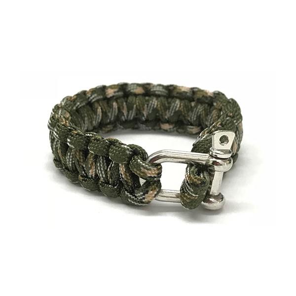 アメリカやヨーロッパで人気のパラコードブレスレット。元々は戦地での休憩時間などに兵士達が暇つぶしにパラコードを編み始めたのが最初だと言われています。戦地から生きて帰ってくる為のお守りとか、亡くなった兵士を忘れないようにするなど…様々な意味が...