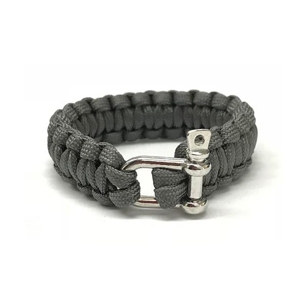 アメリカやヨーロッパで人気のパラコードブレスレット。元々は戦地での休憩時間などに兵士達が暇つぶしにパラコードを編み始めたのが最初だと言われています。戦地から生きて帰ってくる為のお守りとか、亡くなった兵士を忘れないようにするなど…様々な意味が...