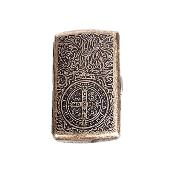 こちらの商品ページのタイプはクロスです。表面の施されたエングレービングが目を引く彫金シガーケース　全4種♪アンティーク仕上げでとにかく渋い！バロック・アラベスク・ワードの全4種は全部欲しくなるほどよく出来ています！通常サイズのタバコが6本×...
