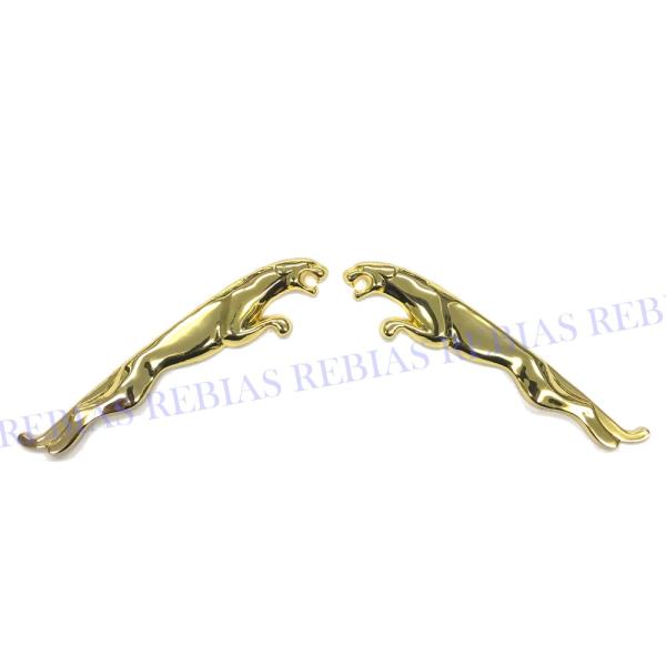 こちらの商品ページのタイプはゴールドです。パンサー エンブレム 左右セット色んな場所に貼りたくなるカッコいいジャガー！ゴールドとシルバーどちらもクール！付属の強力両面テープで取付も簡単です♪サイズ　約 1.9cm × 9.3cm数量　1セッ...