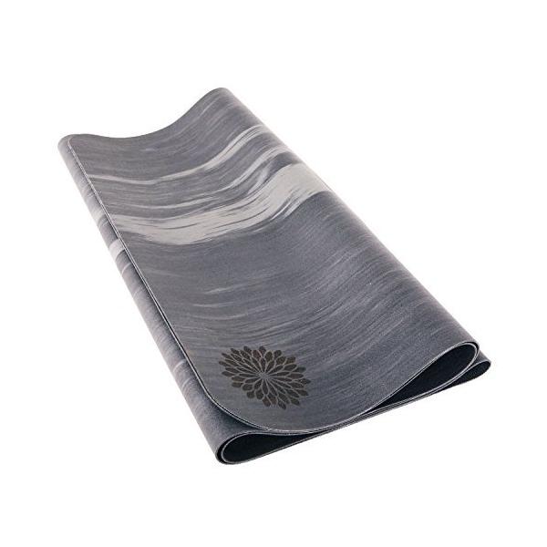 A4サイズくらいにコンパクトに収納可能な、折りたたみ式ヨガマット。小さく丸めての収納も可能です。天然ゴム(ナチュラルラバー)ならではのお洒落な風合いが人気。普段使いのみならず、旅行やリトリートでのトラベルマットとしてもご活用いただけます。厚...