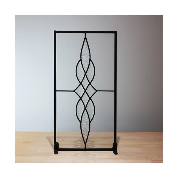 ドアや採光用に使うと空間のアクセントになるシンプルなステンドグラスです。小さめでさまざまなサイズからお選び頂け、新築またはリフォームの建材としてオススメです。