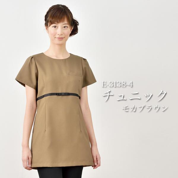 -さりげない可愛さを楽しむ服-ひと技きいたディテールが大人の可愛さを引き出すカギ。胸もとにさりげなくついた光沢のあるリボンテープがこの服の主役。美しい織り柄の生地に引き立つリボンモチーフがたまらなくスウィート。ふわりとしたシルエットのチュニ...