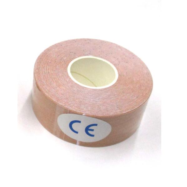 キネシオテーピングは、キネシオテープを伸びすぎた、あるいは収縮しすぎた筋肉に沿って貼付。テープが皮膚を持ち上げることで筋肉との間に隙間を作り、血液やリンパ液の流れを良くして、怪我防止や痛みの緩和を図ります。そのため、キネシオロジーテープは筋...