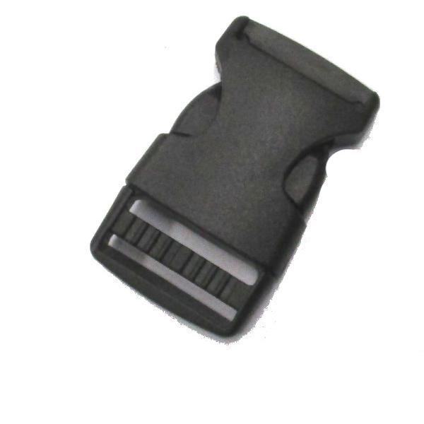 サイドリリースバックルです。オーソドックスな安心感があるデザインです。バッグ向け製品です。25mm幅テープバックルです。SR25