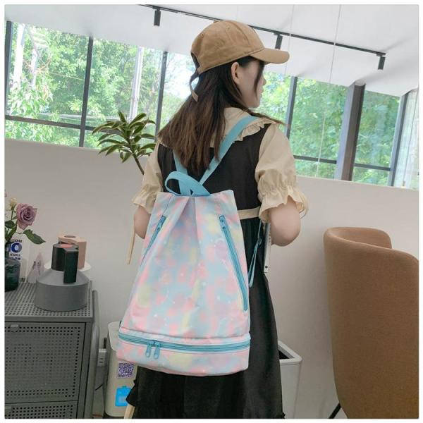 肩からかけてリュックとしても使えて、手提げとしてもOK。底のファスナーを開けると2段に分かれているから、濡れたものやビーチサンダルを入れたりできて便利！内側に透明ポケットが付きました、メインコンパートメントとウェットコンパートメントの2ルー...