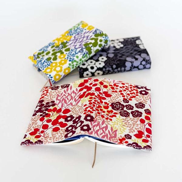 [商品説明]一枚の絵のような「単行本」サイズのブックカバー単行本サイズのブックカバーは意外と少ないもの、特に絵羽の柄はもっと少ないですね。しおり付でテキスタイルの柄が楽しめる、分厚めの本でも入る調整タイプ。程よい厚さの綿オックスの生地に亥之...