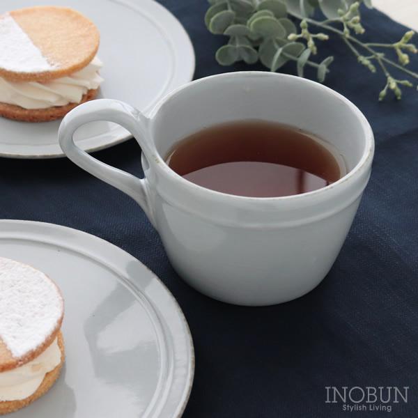 ナチュラルで素朴な雰囲気が素敵なNoisetteのカップ。こんな器で飲むドリンクはきっとやさしい味でしょう。取っ手が個性的でまるでネコのしっぽのように立ち上がっています。しっくりと自分だけのお気に入りカップとして馴染みそう。※メーカー価格改...