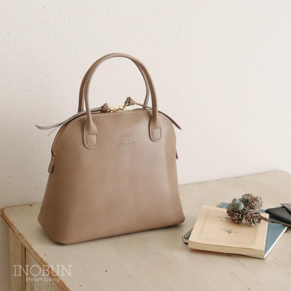 ●【あすつく】をご希望のお客様へ●お届け指定日で【あすつく】をお選び下さい。ただし、12時までの受付となります。使い始めから柔らかで、本革とは思えないほど軽い「LIGHT LEATHER」シリーズ。ふっくらと丸みのあるシルエットに華奢なハン...