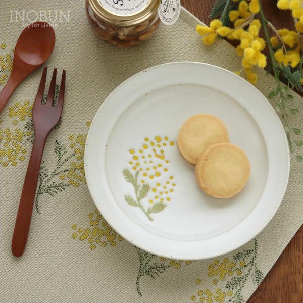 優しさを感じる波佐見焼のプレート。鉄粉の入ったマットなオフホワイトの釉薬が、ナチュラルで優しい雰囲気です。直径15.5ｃｍのMサイズは、ちょっとしたおやつやフルーツを盛り付けるのにぴったりです。シリーズで組み合わせて、癒やしの時間を過ごして...