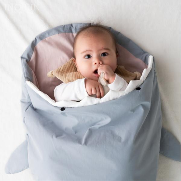 ●【あすつく】をご希望のお客様へ●お届け指定日で【あすつく】をお選び下さい。ただし、12時までの受付となります。イノブンの実店舗でも大人気のベビースリーピングバッグ。大きなお口の中に赤ちゃんがすっぽり入る様子は、まるでサメに食べられちゃった...