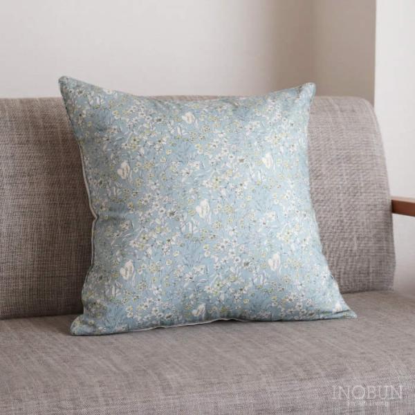 ●【あすつく】をご希望のお客様へ●お届け指定日で【あすつく】をお選び下さい。ただし、12時までの受付となります。45 x 45cmの使いやすいベーシックな形のクッションカバーです。表はシルクのように滑らかな手触りが魅力の綿100％リバティタ...