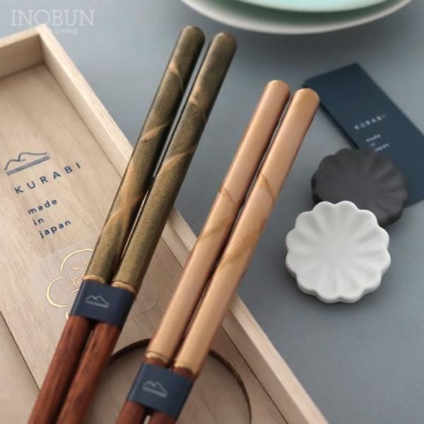 ●【あすつく】をご希望のお客様へ●お届け指定日で【あすつく】をお選び下さい。ただし、12時までの受付となります。福井県小浜市から届いた、とっておきの桐箱入りの夫婦箸セット。金を織り込んだような若狭塗箸のデザインに合わせて、シックな美濃焼の箸...