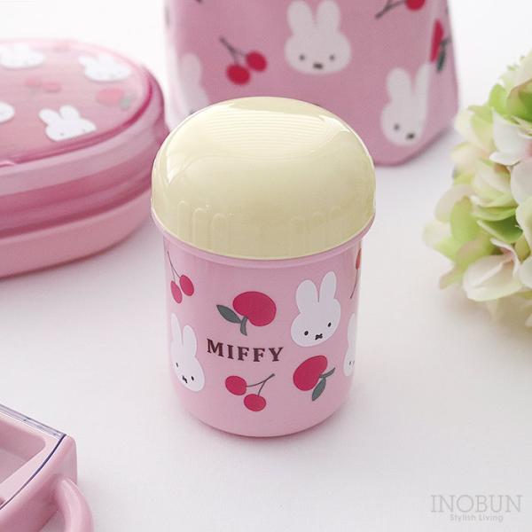 ●【あすつく】をご希望のお客様へ●お届け指定日で【あすつく】をお選び下さい。ただし、12時までの受付となります。大人気のミッフィーのランチシリーズに新柄が登場♪クルッと回せば開けられるおしぼりは、遠足や運動会、普段のお出かけにも大活躍です。...